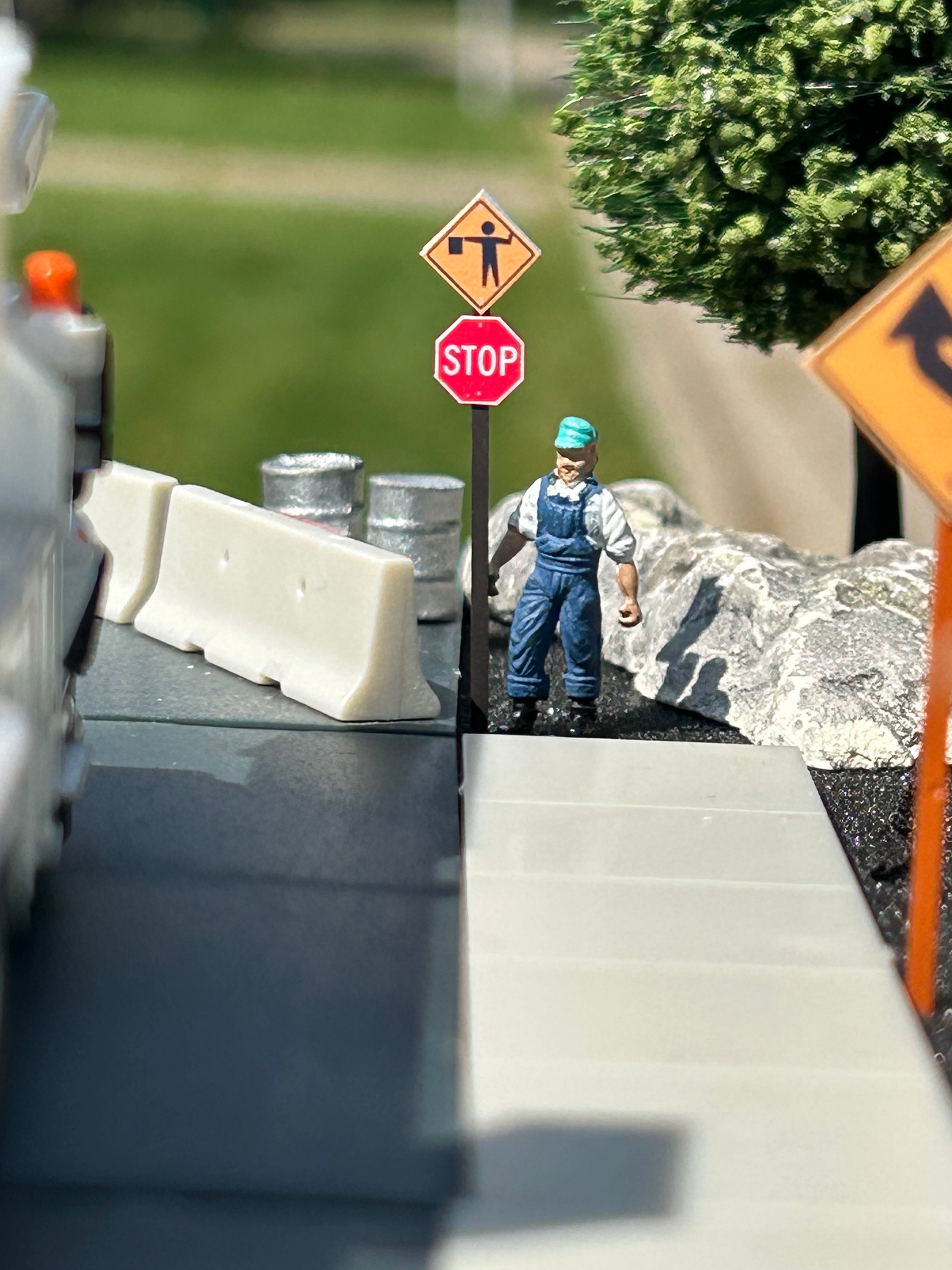 🟢 Flagger Stop & Slow Sign – ScaleSigns.com