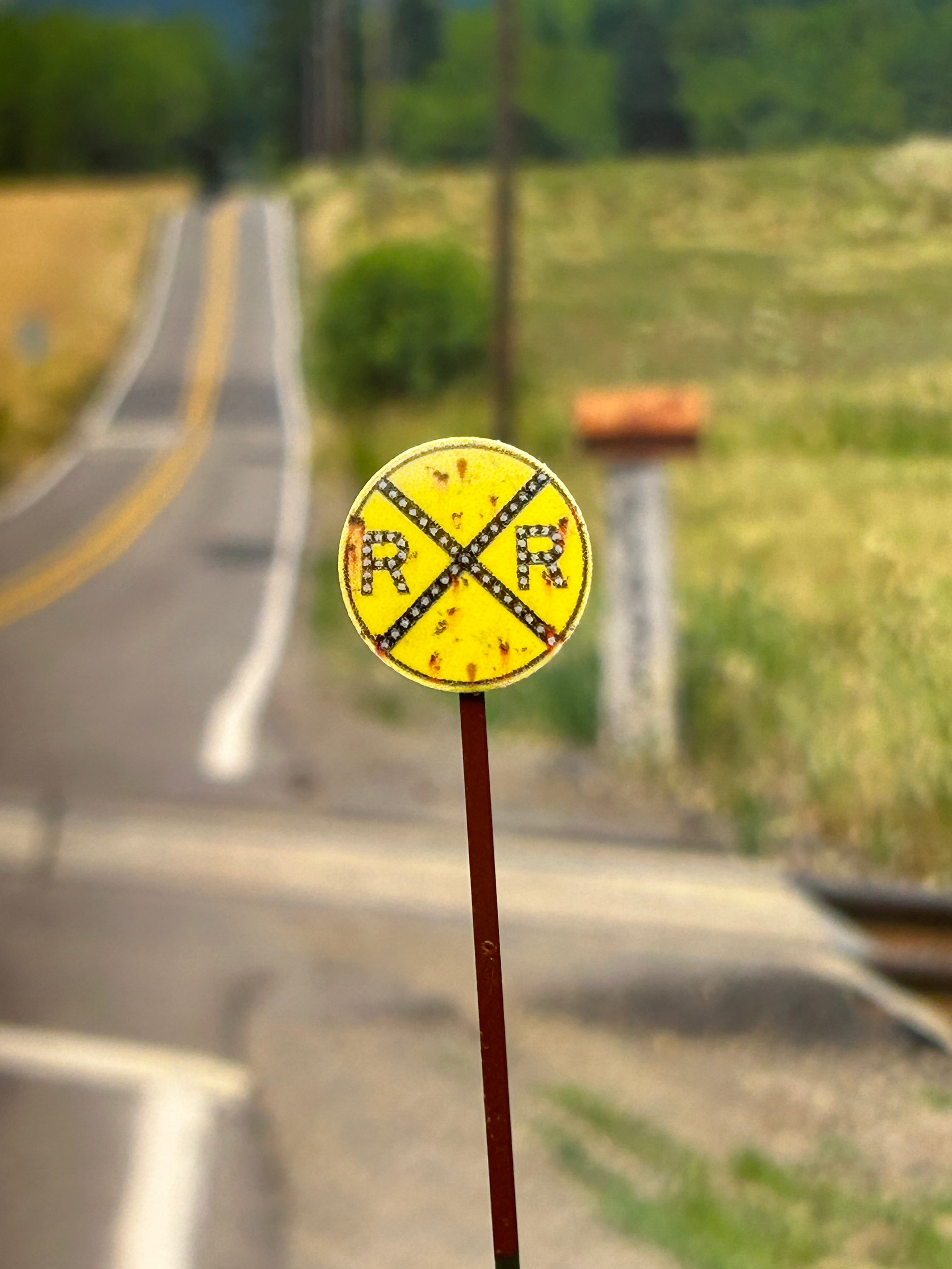 Scale Detailed Model Street and Railroad Signs in 1:87 HO – ScaleSigns.com