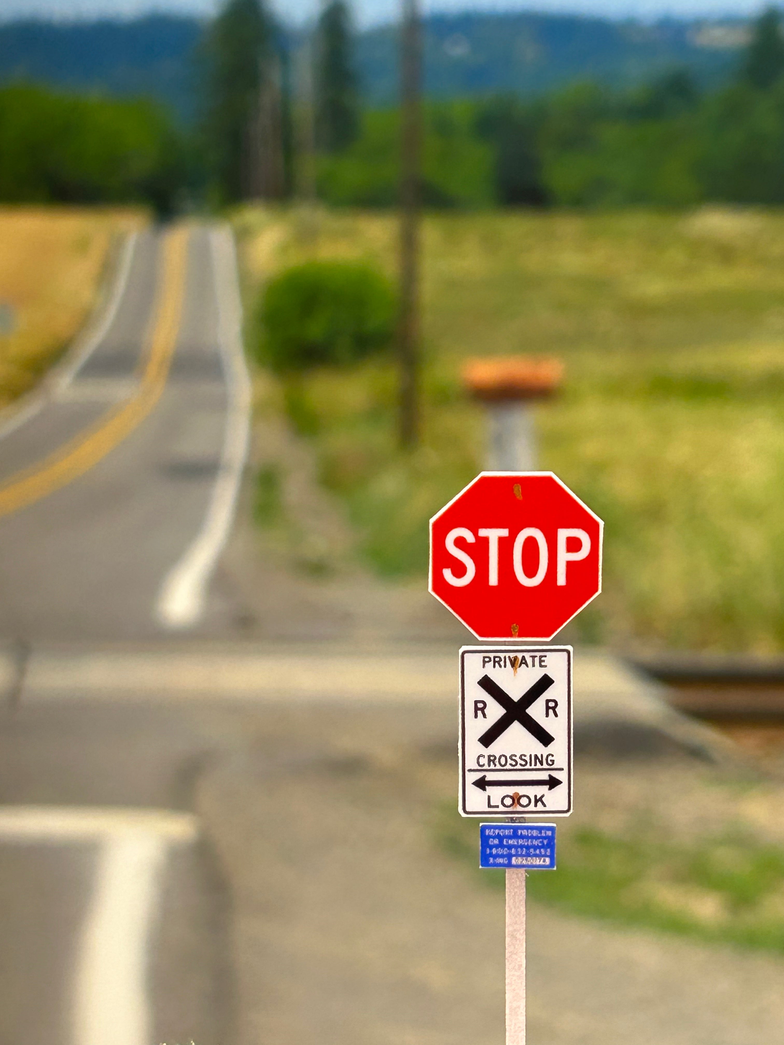 🟢 Private Railroad Crossing + ID – ScaleSigns.com